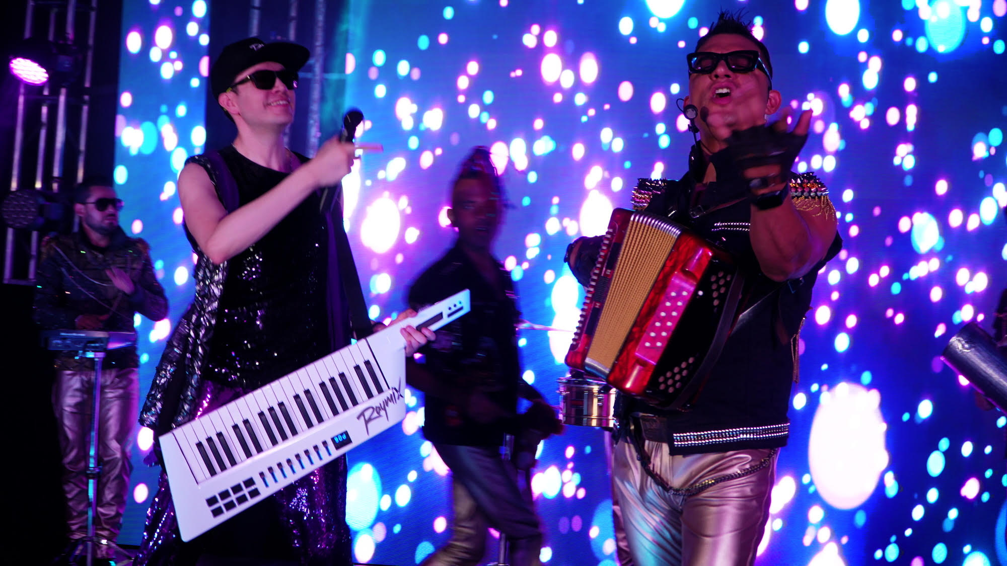 Lanza Raymix «Aléjate de mi», junto a Mexikolombia – Soy Música y Cultura